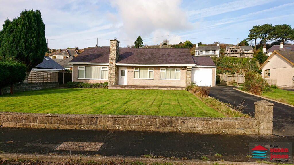 3 bedroom detached bungalow for sale in Yr Ala, Pwllheli, LL53