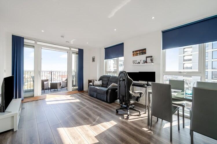 1 bedroom flat for sale in Hutton Court, Ilford, London, IG1