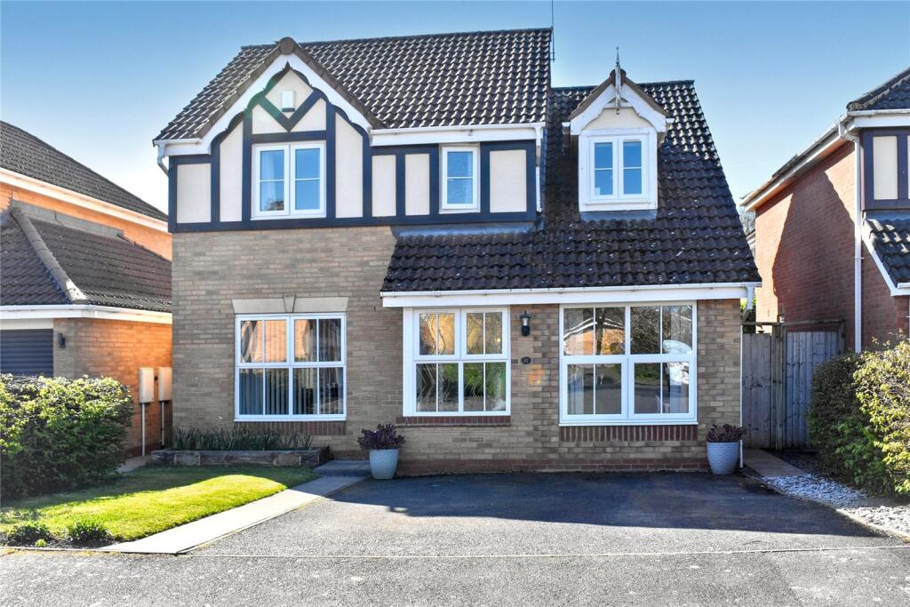 4 bedroom detached house for sale in Kestrel Crescent, Droitwich Spa ...