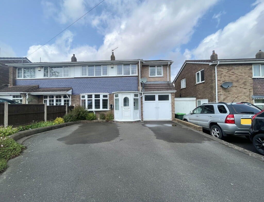 5 bedroom semi-detached house for sale in City Road, Tividale, Oldbury ...