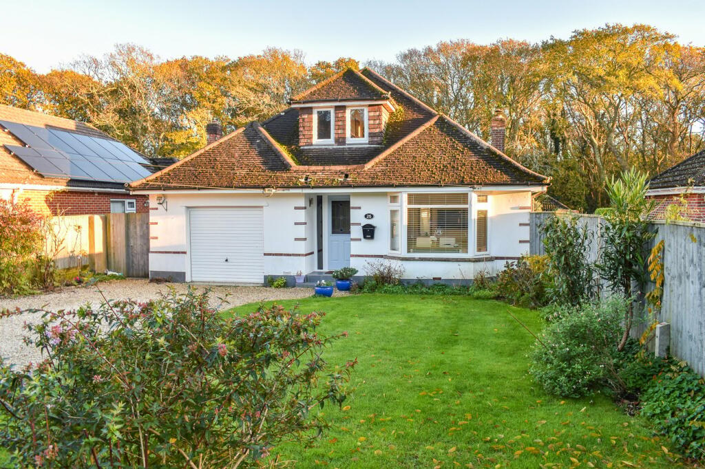 4 bedroom chalet for sale in Elphinstone Road, Highcliffe, Christchurch ...