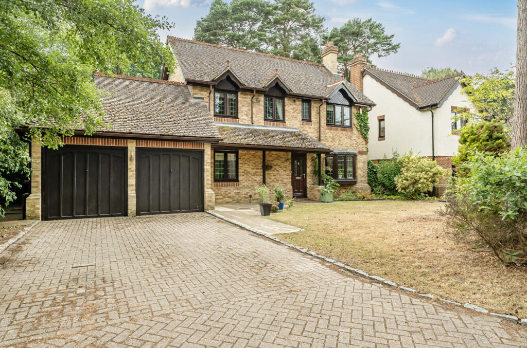 4 bedroom detached house for sale in Chivers Drive, Finchampstead ...