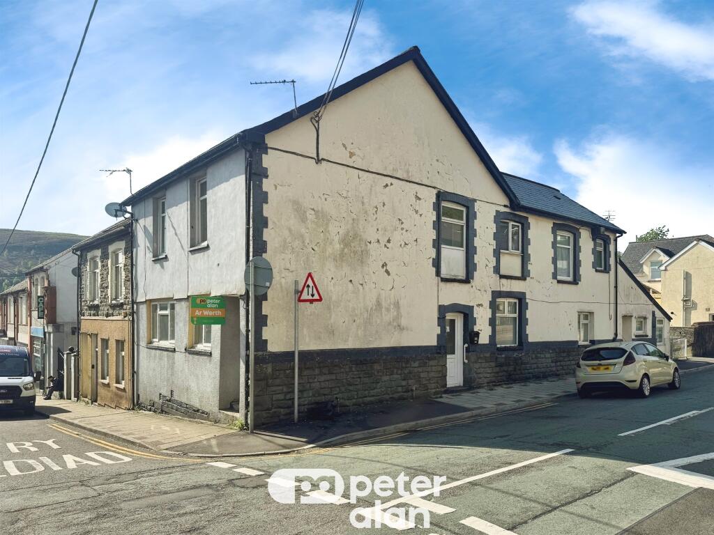 5 bedroom end of terrace house for sale in Margaret Street, Abercynon ...