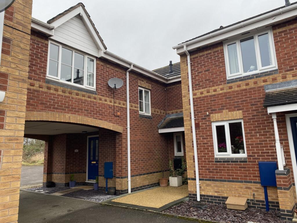 3 bedroom town house for sale in Middle Close, Swadlincote, DE11