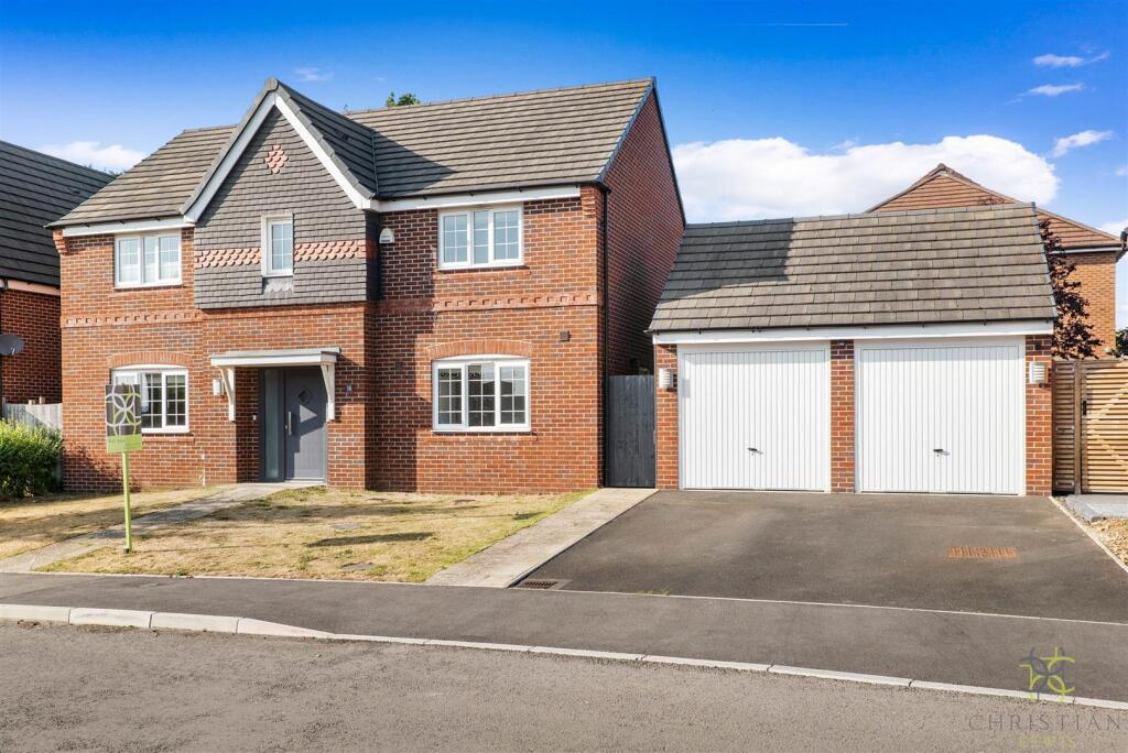 4 bedroom detached house for sale in Sunset Way, Evesham, WR11