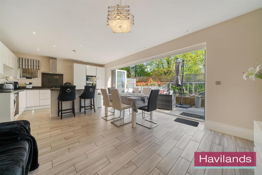 4 bedroom town house for sale in Wellston Crescent, London, N14