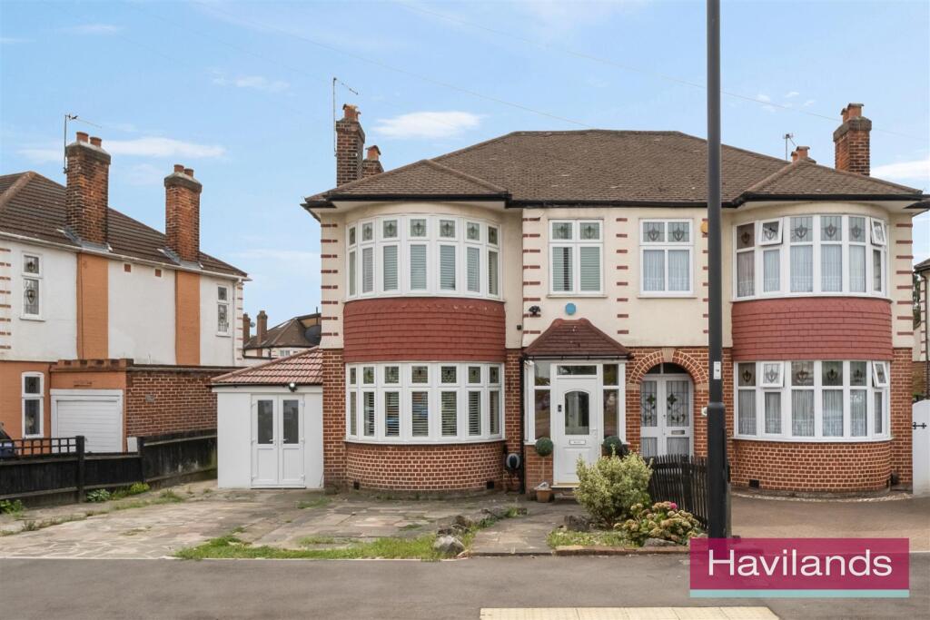 3 bedroom semi-detached house for sale in Halstead Road, London, N21