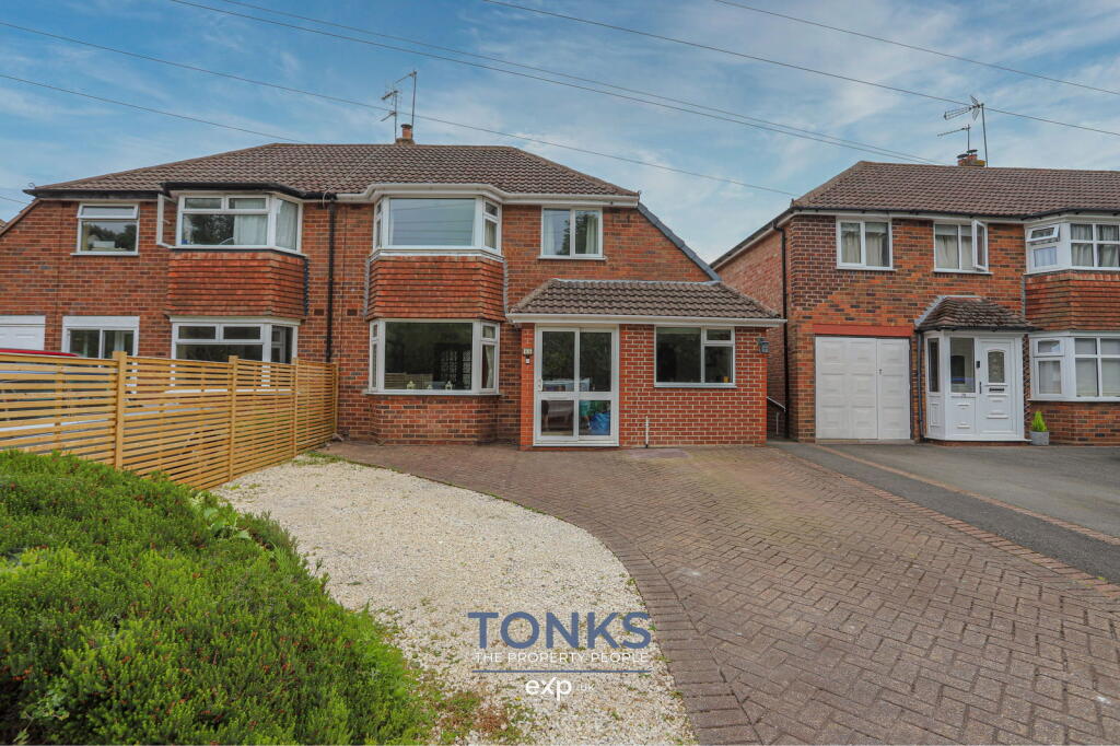 3 bedroom semi-detached house for sale in CLOSED CHAIN - Beautiful ...