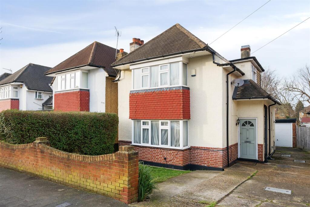 3 bedroom detached house for sale in Mount Pleasant, Ruislip, HA4