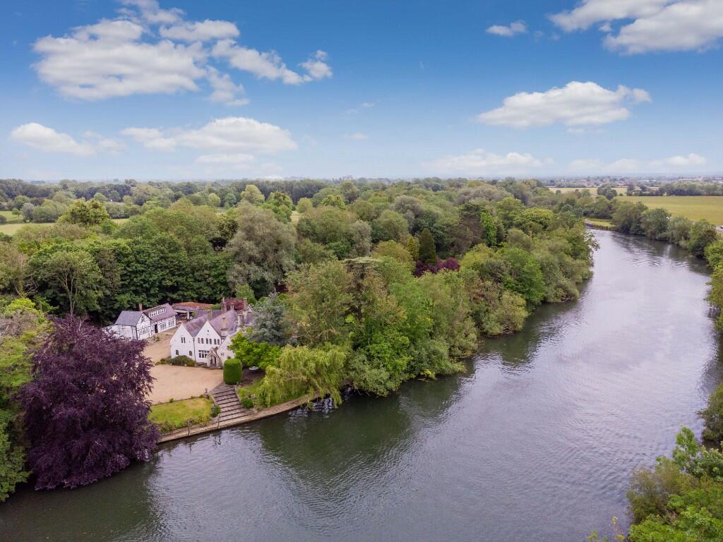 6 bedroom character property for sale in Magna Carta House, TW19