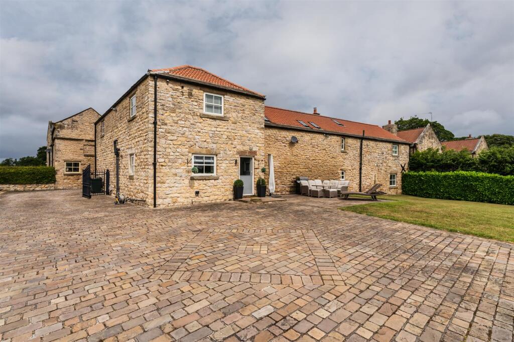 5 bedroom detached house for sale in Peak Lane, Hooton Levitt, S66