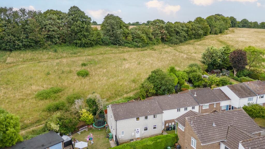 2 bedroom ground floor maisonette for sale in Springfield Close ...