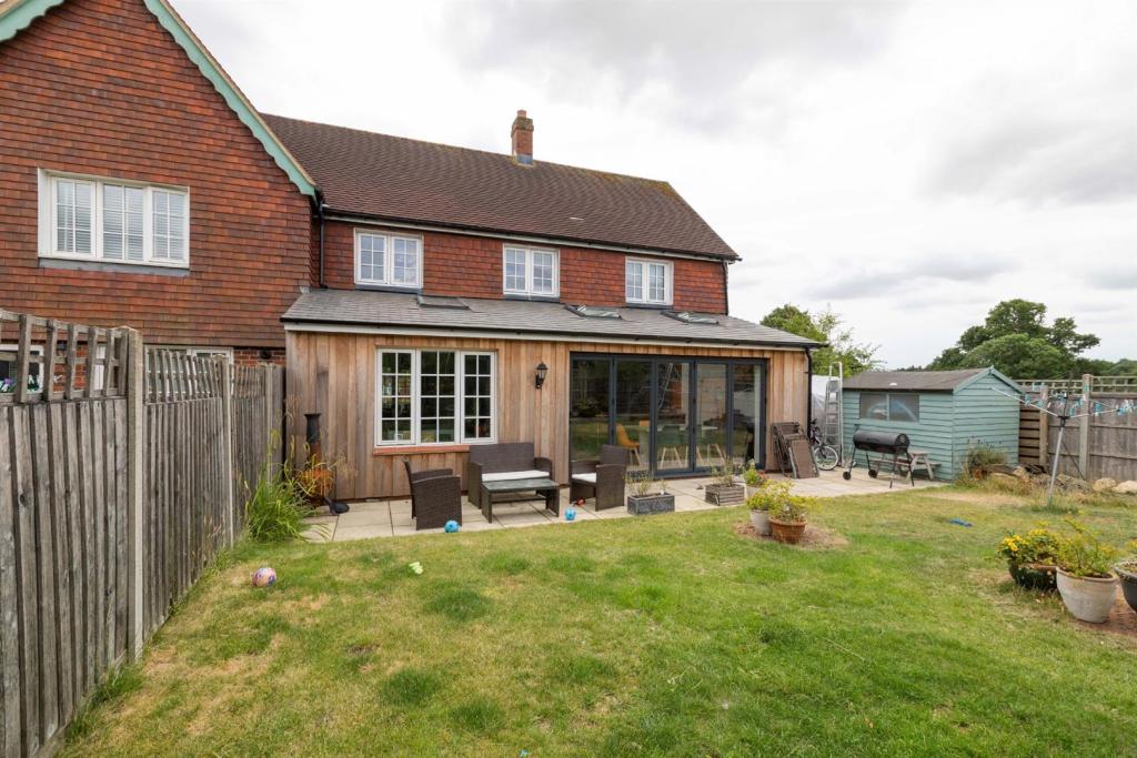 3 bedroom semi-detached house for sale in Castlefield, Preston SG4 7AZ, SG4