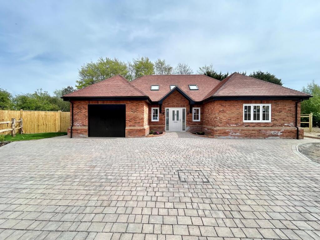 3 bedroom detached bungalow for sale in Hop Gardens, Ninfield, Battle, TN33