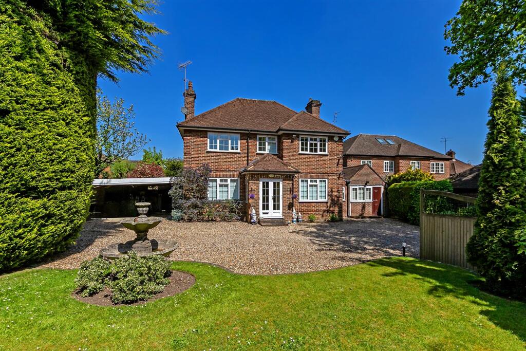 5 bedroom detached house for sale in Sandpit Lane, St Albans, AL1