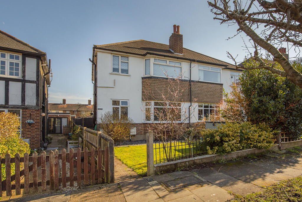 2 bedroom flat for sale in Villiers Close, Surbiton, KT5