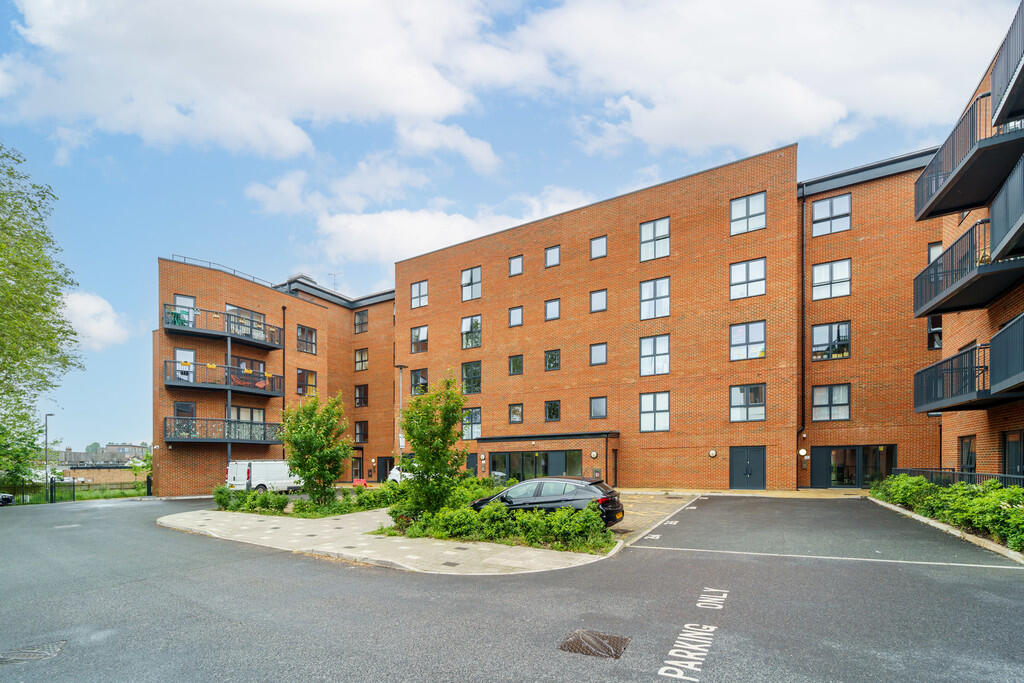 2 bedroom apartment for sale in Palmer Court, Ashford, TW15