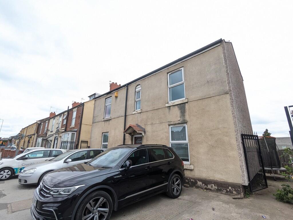 2 bedroom detached house for sale in Fitzwilliam Road, Rotherham, S65