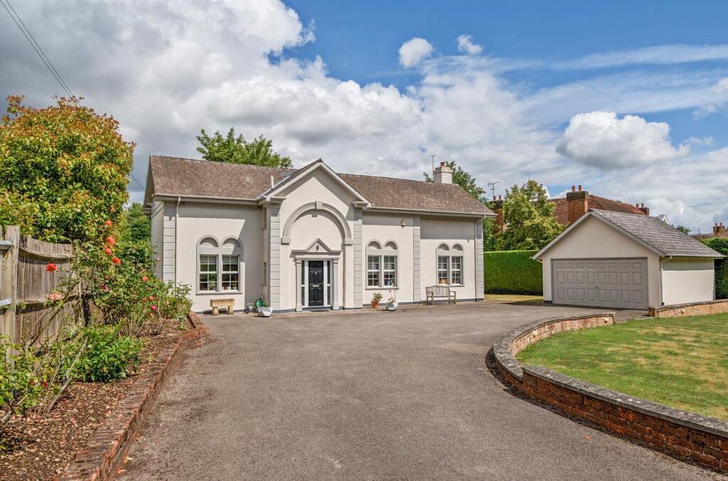 4 bedroom detached house for sale in Totteridge Common, Totteridge, N20