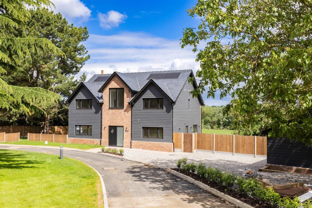 4 bedroom detached house for sale in Sparlings Farm, Chelmsford Road ...