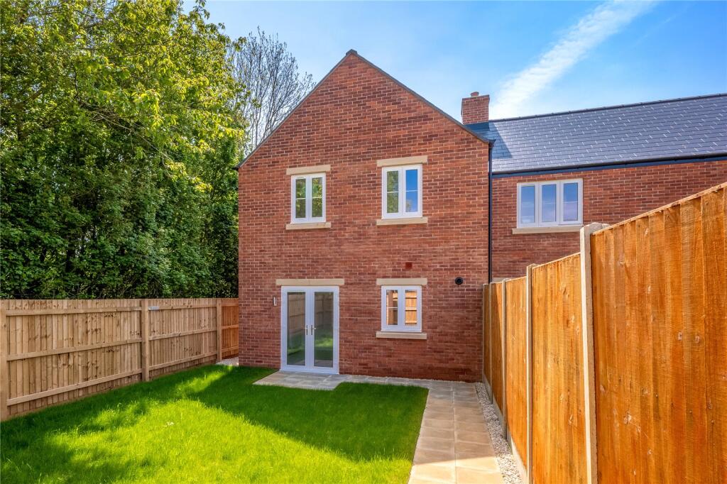 3 bedroom end of terrace house for sale in Hobart Way, Hempton Gate, Deddington, Oxfordshire, OX15