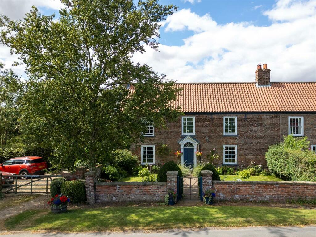 4 bedroom semi-detached house for sale in Bydales Lane, Winestead, HU12