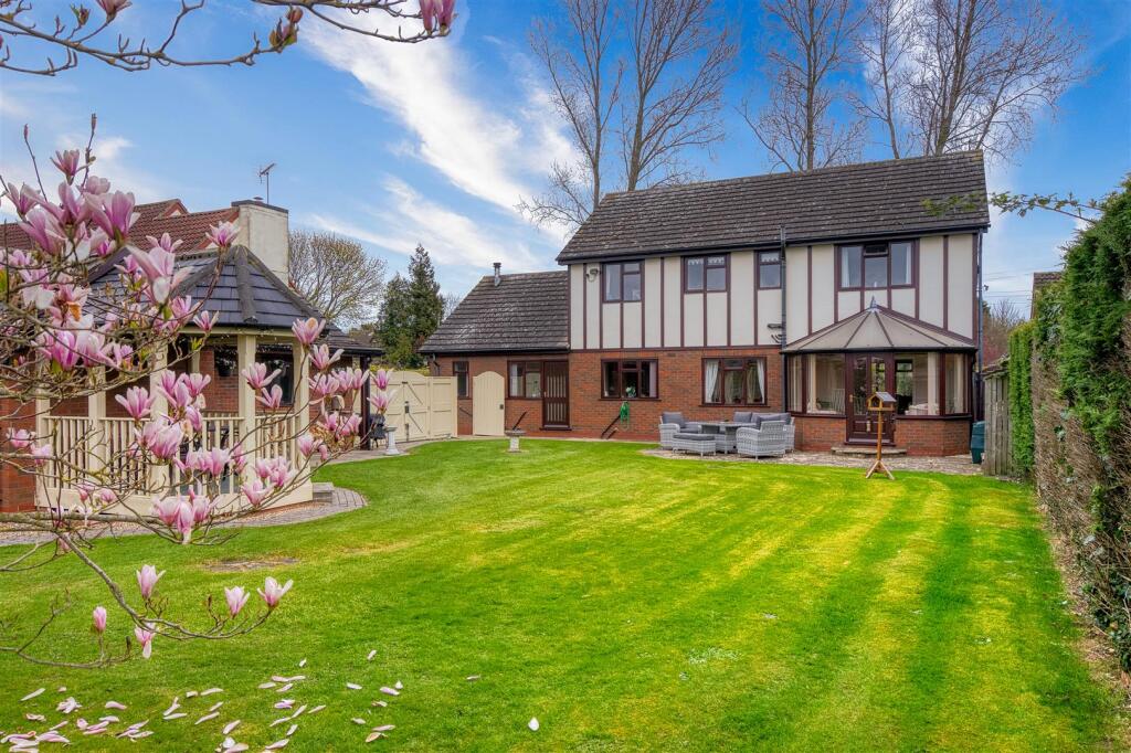 4 bedroom detached house for sale in Dalton Lane, Halsham, Hull, HU12