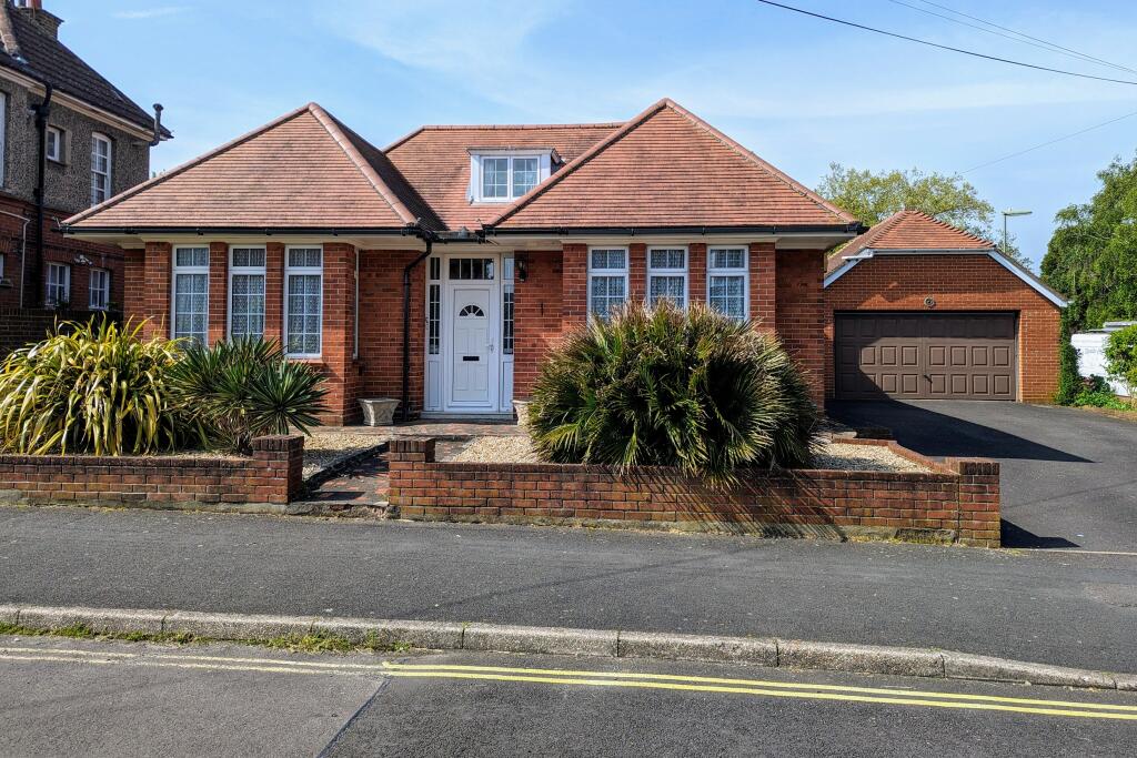 3 bedroom detached house for sale in Southampton Road, Fareham, PO16
