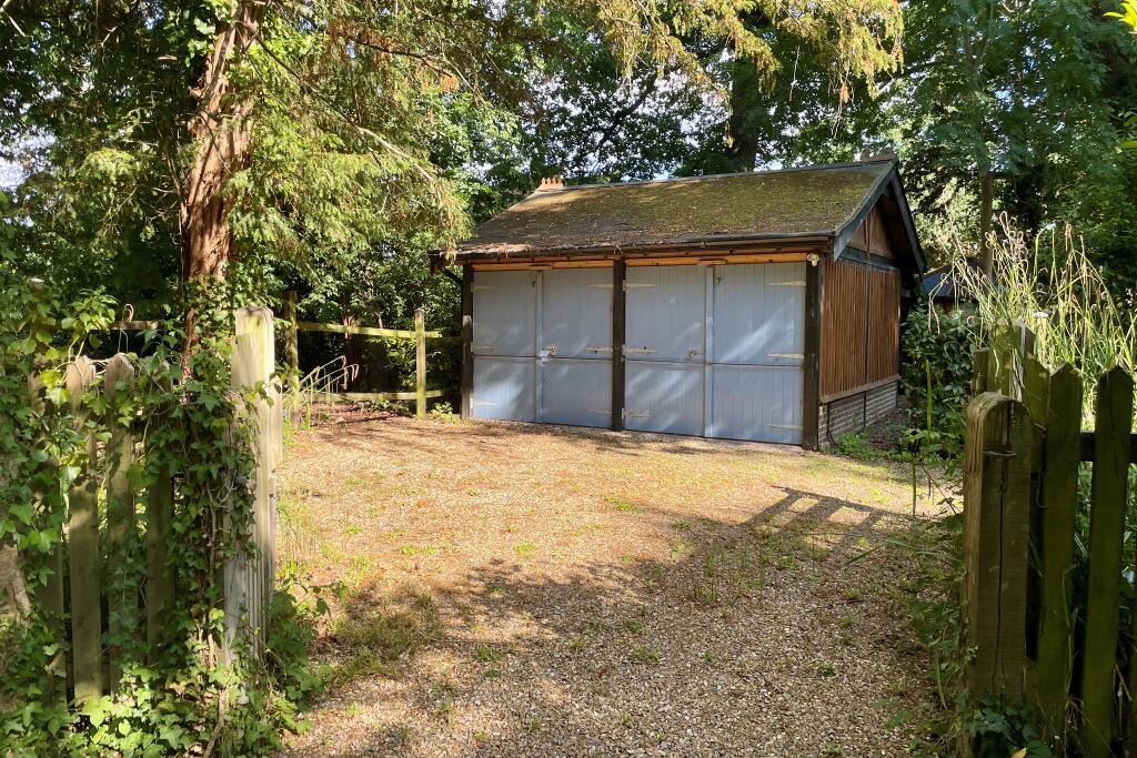 Garage for sale in Redlands Lane, Fareham - Double Garage And Parking, PO14