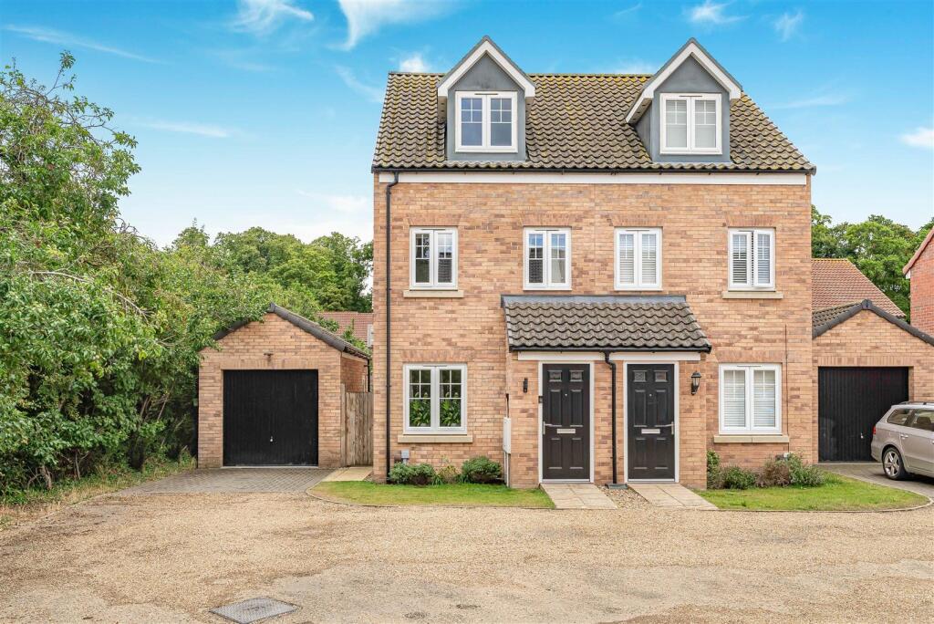 3 bedroom semi-detached house for sale in Plover Place, Exning, CB8