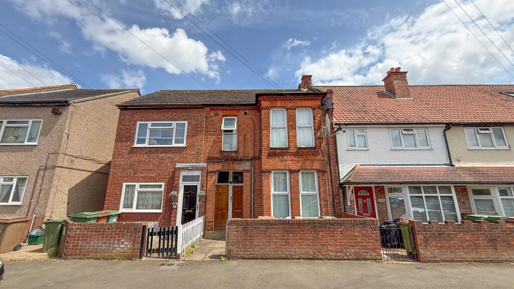 1 bedroom maisonette for sale in Percy Road, Hackbridge, Surrey. CR4