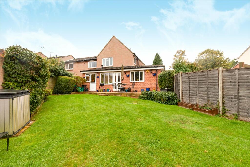4 Bedroom End Of Terrace House For Sale In Heron Road Wokingham