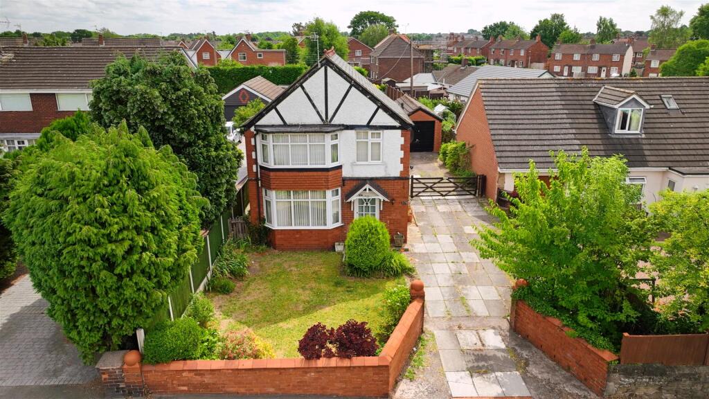 2 bedroom detached house for sale in Chester Road, Wrexham, LL12