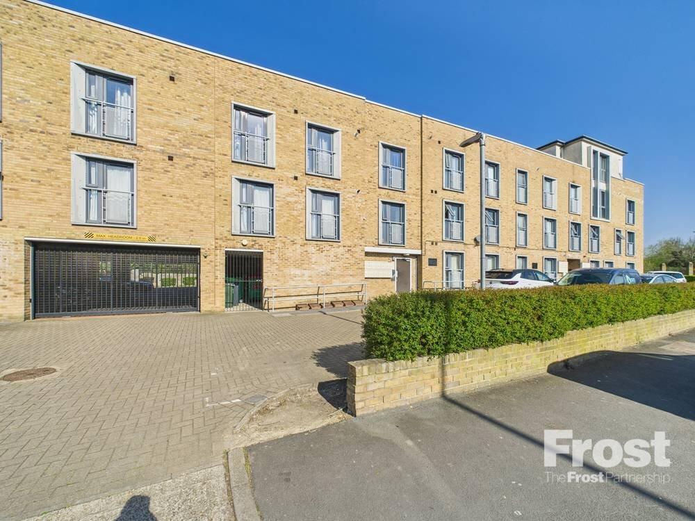 1 bedroom apartment for sale in Hatton Road, Bedfont, Greater London, TW14