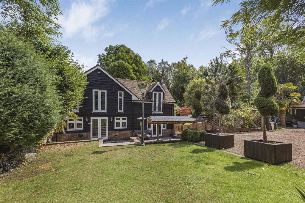 4 bedroom semi-detached house for sale in Amwell Hill, Great Amwell, SG12