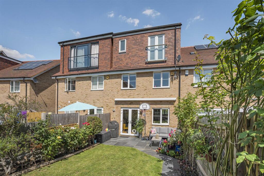 4 bedroom terraced house for sale in Buckwells Field, Bengeo, SG14