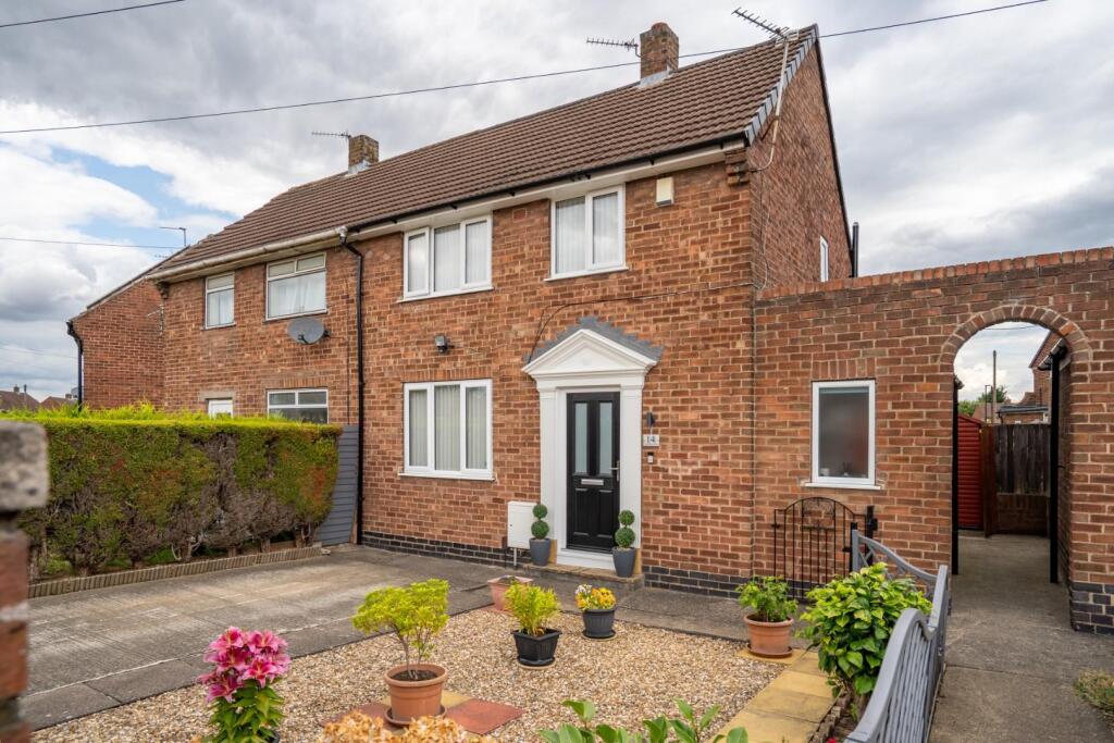 2 bedroom semi-detached house for sale in Chapelfields Road, York, YO26