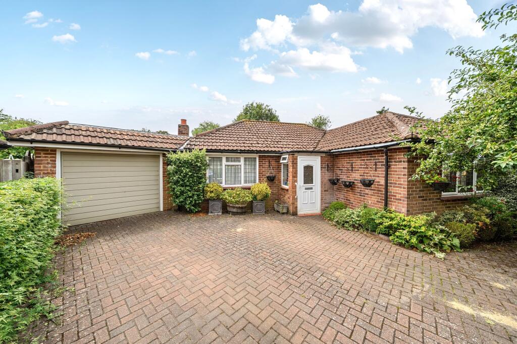 2 bedroom detached house for sale in Parsonage Close, Warlingham, CR6
