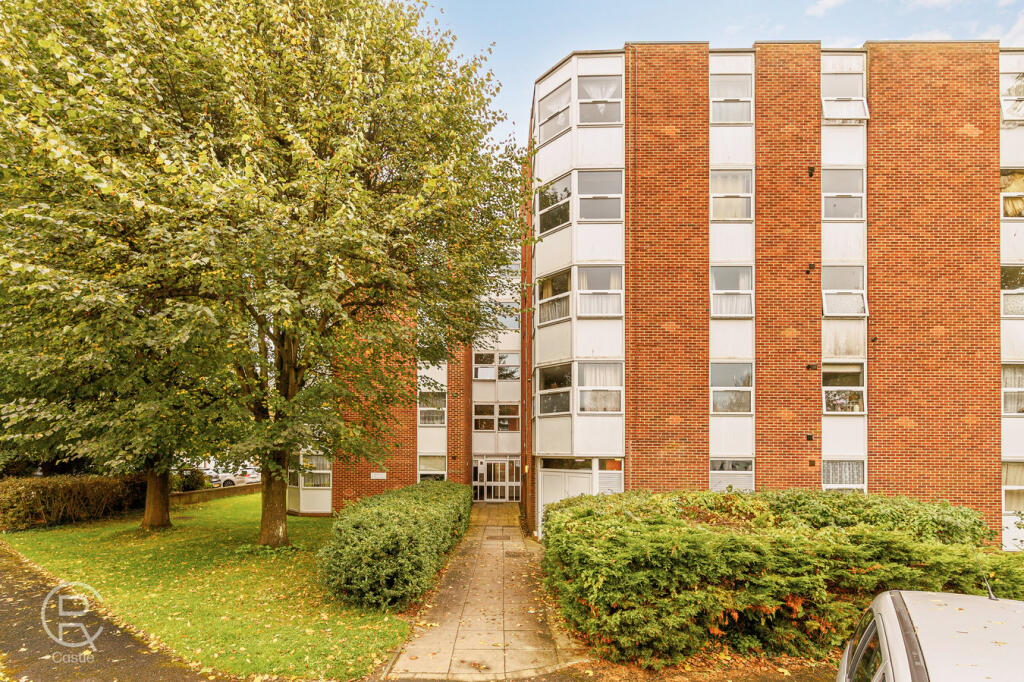 2 bedroom flat for sale in Riverside Close, London, W7
