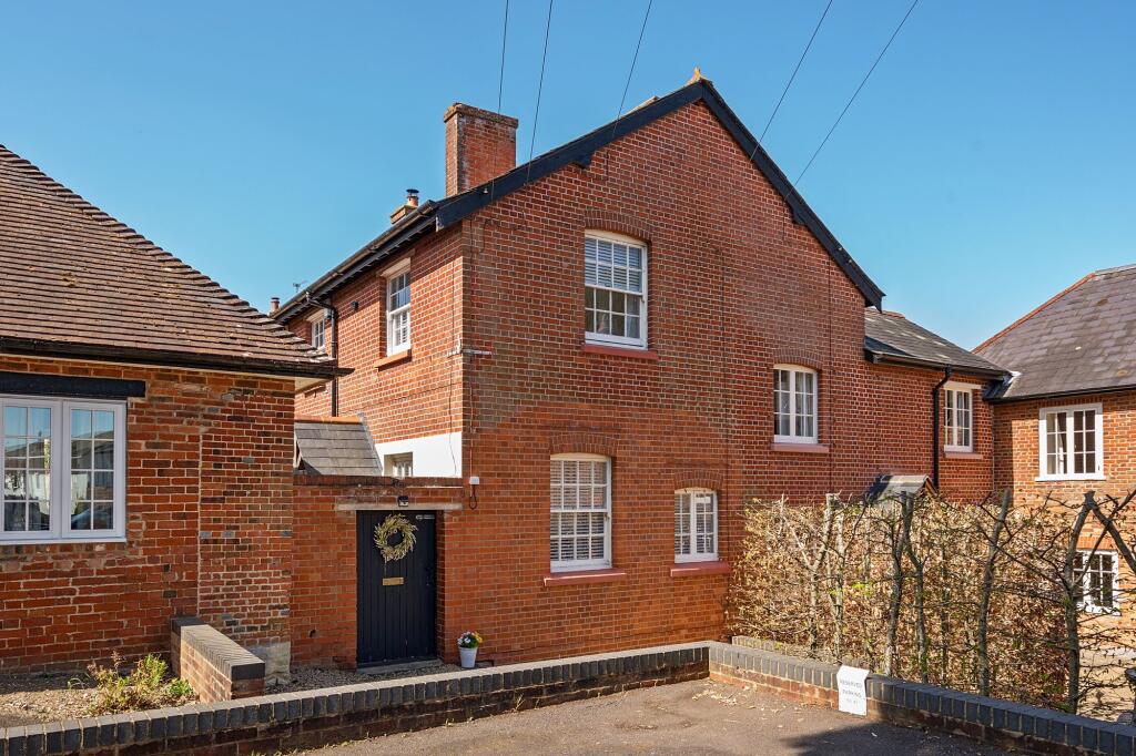 2 bedroom end of terrace house for sale in High Street, Durrington, SP4