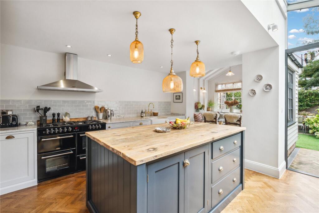 4 bedroom terraced house for sale in Buckmaster Road, SW11