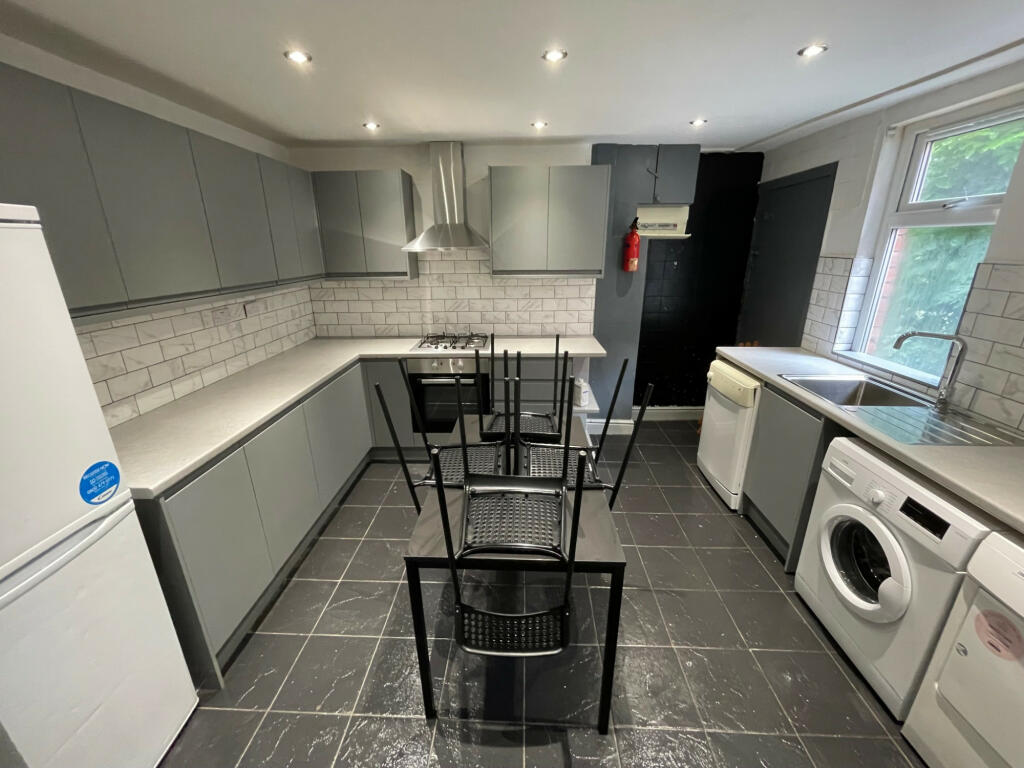 6 bedroom end of terrace house for rent in Manor Drive, Leeds, West ...