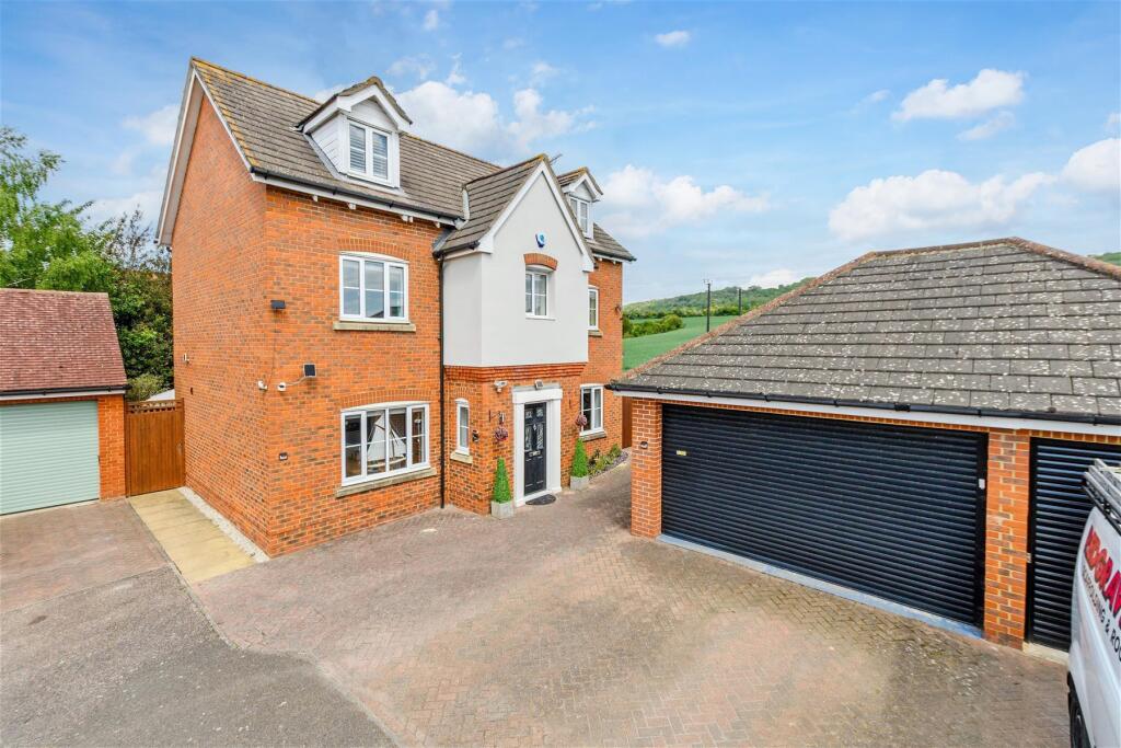 5 bedroom detached house for sale in Oldfield Drive, Wouldham ...