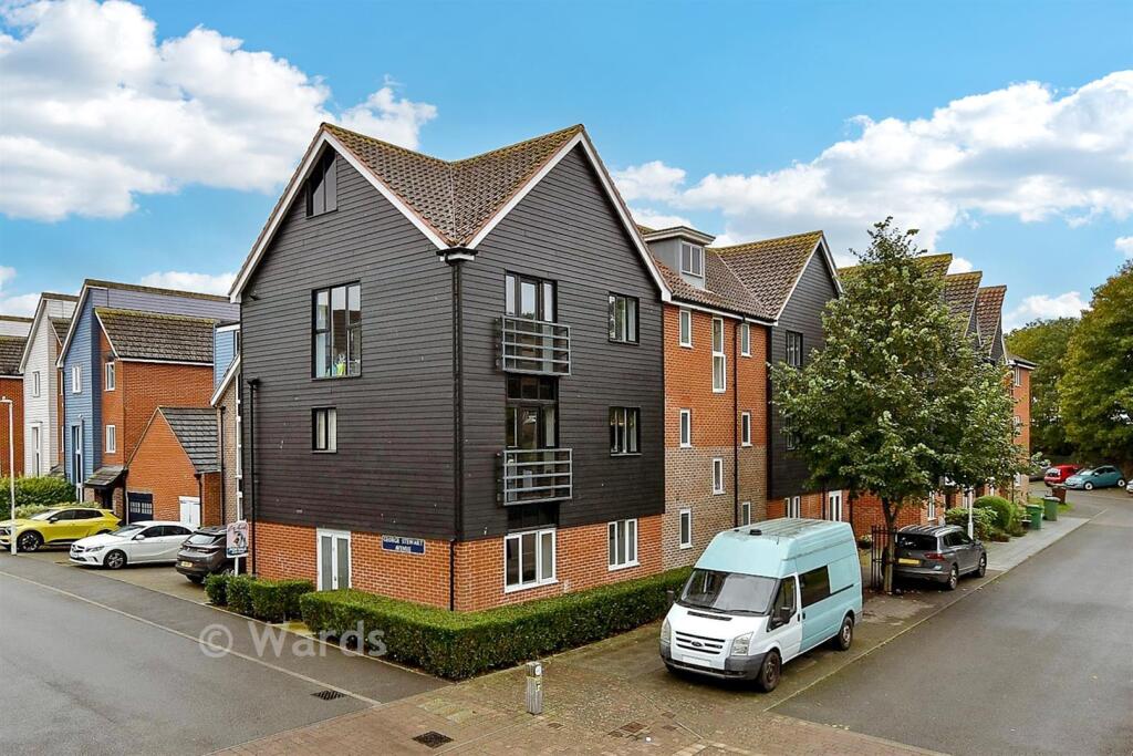 2 bedroom ground floor flat for sale in George Stewart Avenue, Faversham, Kent, ME13