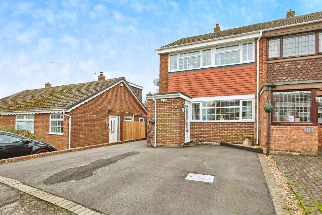 3 bedroom end of terrace house for sale in Renshaw Drive, Newhall ...