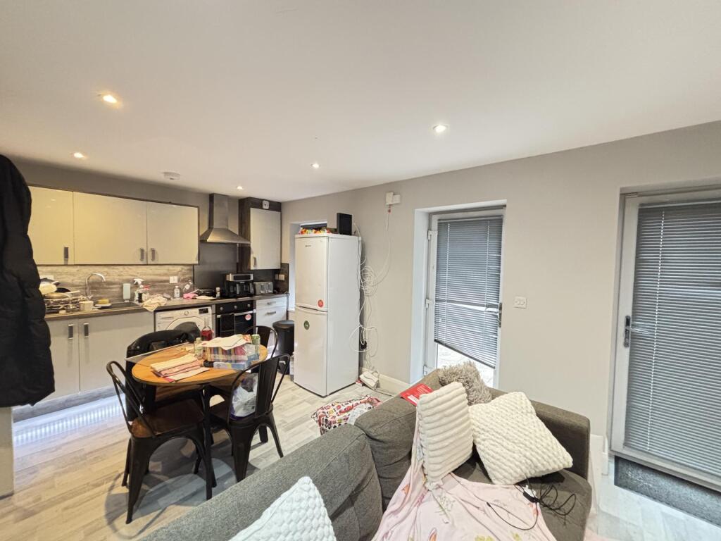 2 bedroom flat for rent in Victoria Road, Leeds, LS6