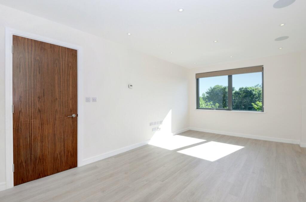 2 bedroom flat for rent in Friern Barnet Road, Friern Barnet, London, N11