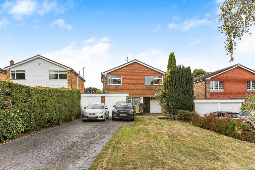 4 bedroom detached house for sale in Green Meadow, Potters Bar, EN6