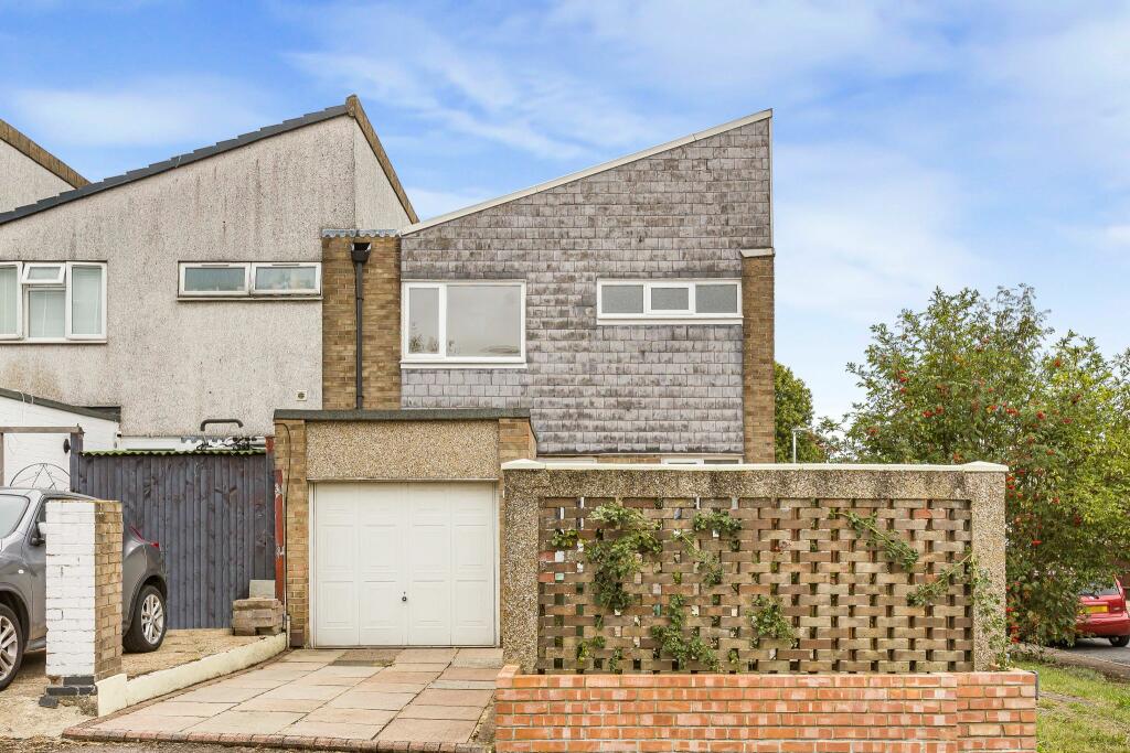 3 bedroom end of terrace house for sale in Hyde Avenue, Potters Bar, EN6
