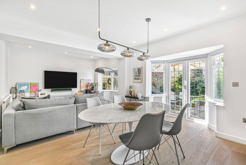 3 bedroom detached house for sale in Manor Way, Potters Bar, EN6